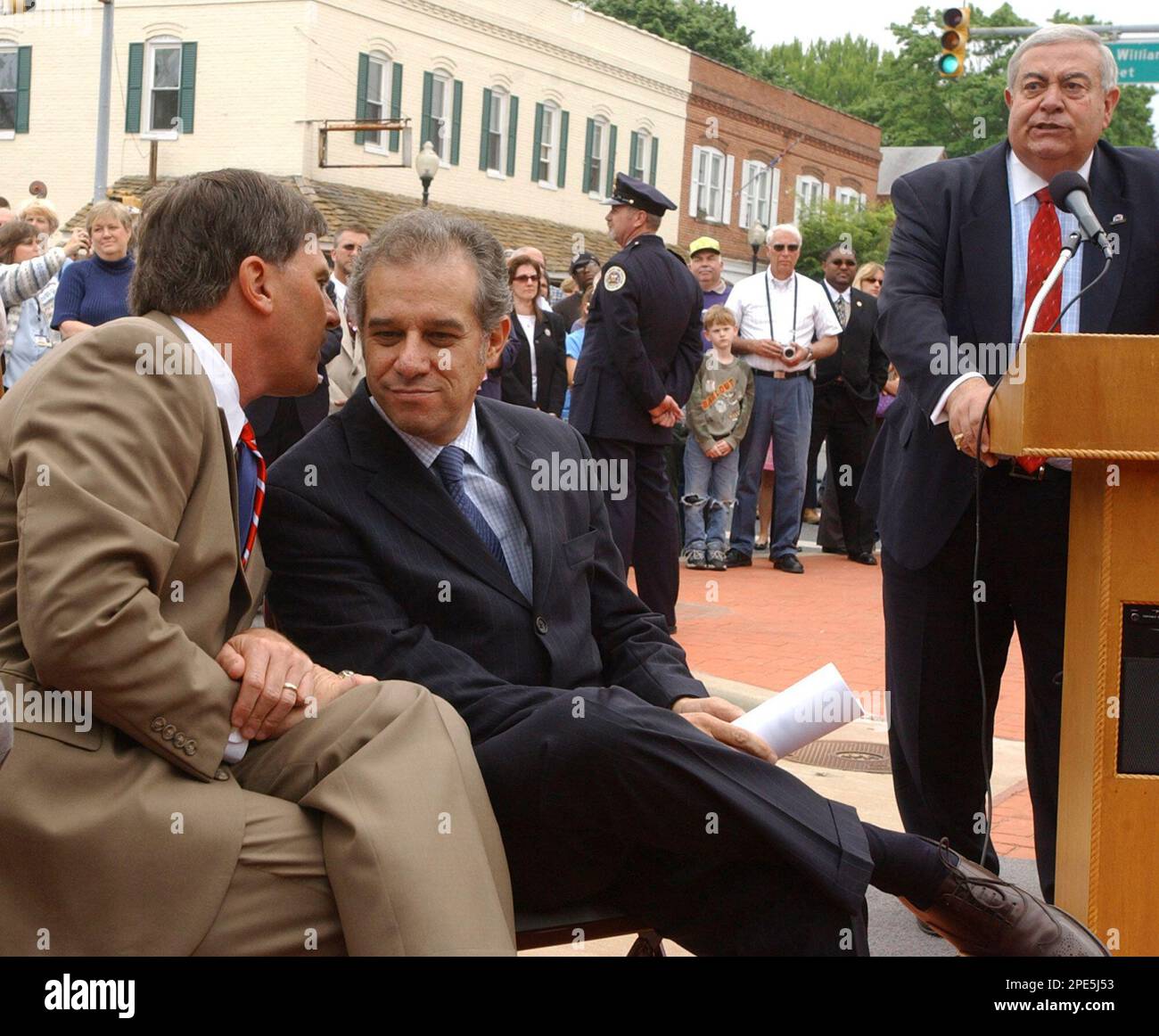 Maryland Gov. Robert Ehrlich, left, talks with Wal-Mart Chief Operating Officer Eduardo Castro ...